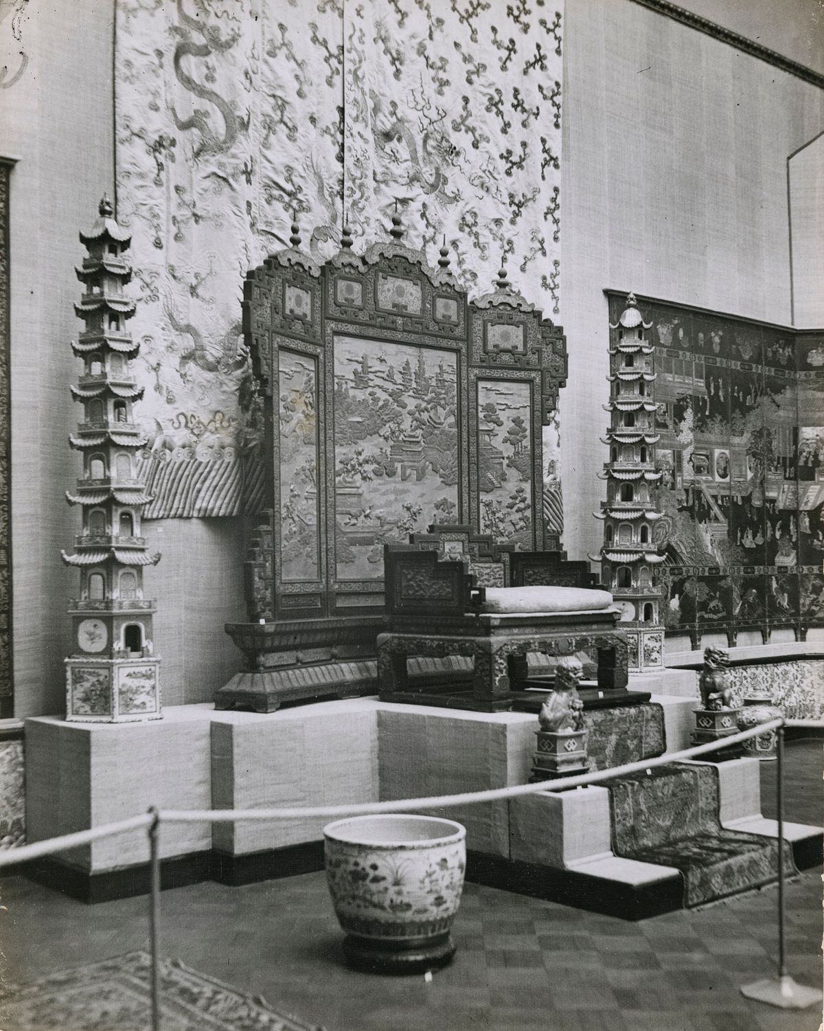 Gallery views of the International Exhibition of Chinese Art held at ...